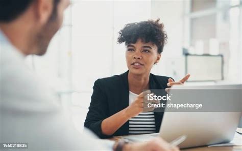 계획 전략 및 비즈니스 사람들은 프로젝트 관리에 대한 노트북과의 회의에서 팀워크 협업 및 Pc에서 금융 투자 및 주식에 대해 사업가와 함께 일하는 여성 남자에 대한 스톡