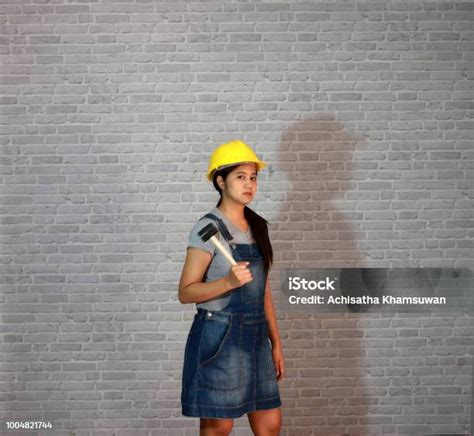 기술 자가 여자 도자기에 노란색 회색 티셔츠와 데님 청바지 앞치마 드레스 서와 고무 망치로 헬멧 손에 T 셔츠에 대한 스톡 사진 및 기타 이미지 Istock