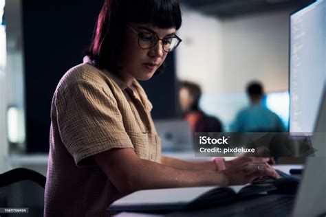 여자와 함께 독서 컴퓨터 밤 소프트웨어 엔지니어링 개발자 및 디자이너를 위한 코딩 사이버 보안 데이터 과학 및 네온 웹 사이트