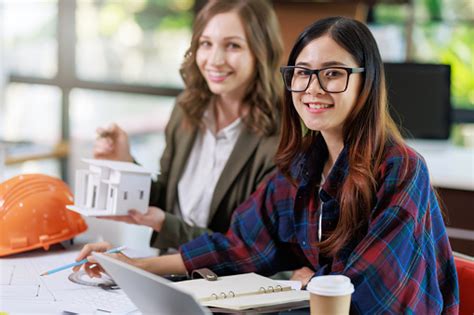 엔지니어와 건축가가 현장에서 건설 모델과 청사진을 가지고 작업하고 엔지니어와 건축가가 컴퓨터 노트북 계산기로 건설 계획을 논의하는 건설 개념 25 29세에 대한 스톡 사진