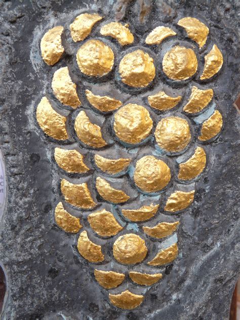 무료 이미지 록 목재 포도 레스토랑 광고하는 무늬 요리 식품 황금의 돈 통화 여인숙 선술집 찬장 예술 단조 작품 광고 표지 코 방패