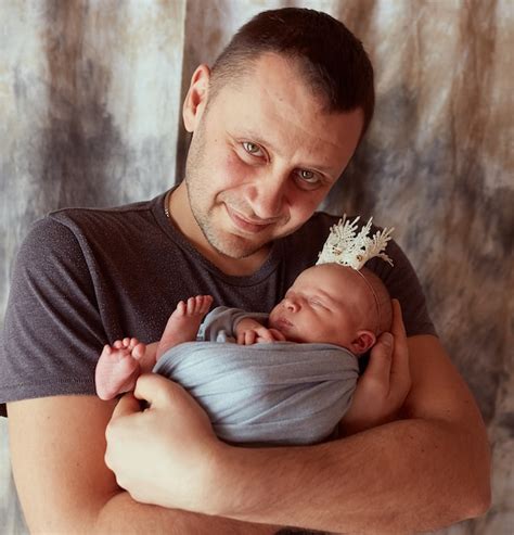 El Padre Abrazando A Su Hija Foto Gratis