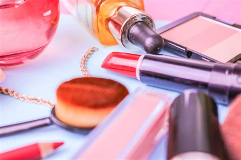 립스틱 형광펜 립 라이너 브러쉬 브러쉬 향수 분말 파란색 배경에 보석에서 여성 화장품 세트 뷰티 박스 플랫 하다입니다 상위 뷰 그림자에 대한 스톡 사진 및 기타 이미지