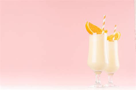 여름 차가운 신선한 우유 칵테일 과일과 함께 오렌지 흰색 나무 보드에 빨대와 귀여운 부드러운 파스텔 핑크 벽 복사 공간 0명에 대한 스톡 사진 및 기타 이미지 Istock