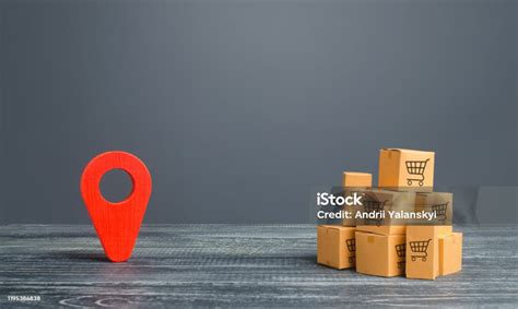 빨간색 위치 포인터 지리적 위치 기호 및 판지 상자입니다 상품의 유통 배달 화물 운송 선적 물류 및 창고 글로벌 시장 및 비즈니스 수출입 0명에 대한 스톡 사진 및 기타