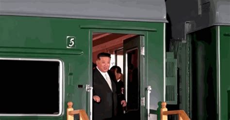 [영상] 웃으며 악수 김정은 위원장 러시아 첫 도착모습 공개돼