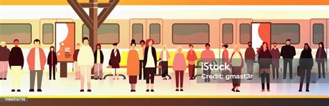기차역에 서 있는 다민족 집단 혼혈 남성 여성 플랫폼 대중 교통에서 기차를 기다리는 거리에 대한 스톡 벡터 아트 및 기타 이미지