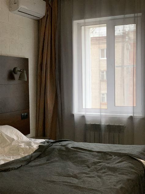 밝은 창문 전망이 있는 아늑한 침실 · 무료 스톡 사진