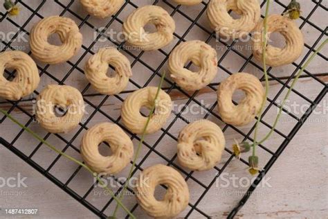 하얀 나무 테이블에 치즈 쿠키 쿠키는 밀가루 계란 설탕 치즈 및 기타 재료로 만든 오븐에서 구운 마른 빵입니다 화이트 치즈 쿠키 사구 케주 쿠에 케링 레바란 갈색에 대한