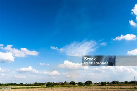 아름다운 공기 분위기 밝은 푸른 하늘 배경 추상화 흰색 구름과 맑은 질감 0명에 대한 스톡 사진 및 기타 이미지 0명 경관 계절 Istock