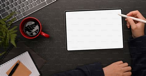 현대적인 어두운 작업 공간에서 디지털 태블릿 컴퓨터로 그래픽을 사용하고 작업하고 그리고 스케치하는 여성의 오버헤드 샷 사진 Unsplash의 컴퓨터 키보드 이미지