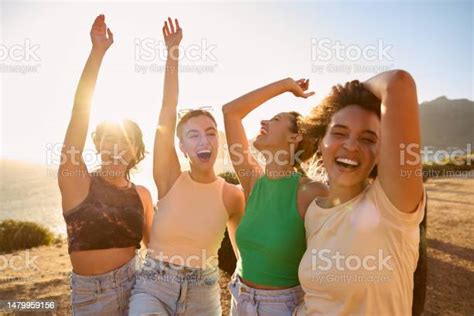 시골을 가로지르는 도로 여행에서 즐거운 시간을 보내는 차 옆에 서 있는 웃는 여자 친구들의 초상화 18 19세에 대한 스톡 사진