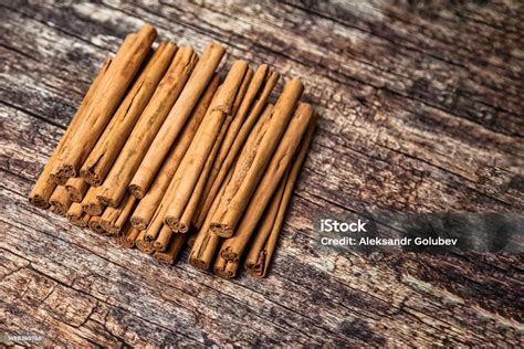 나무 테이블에 스리랑카 계피 스틱의 근접 촬영 상단 보기 실론 계피의 소박한 스타일의 천연 향신료는 광고 배너 또는 포스터를