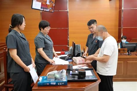 雇工擦玻璃坠楼身亡家属索赔80万隆化法院这样调解 澎湃号政务 澎湃新闻 The Paper