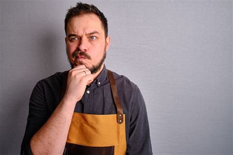 부엌 앞치마에 남자 요리사는 요리에서 일합니다 유니폼 보호 의류로 요리 음식 서비스 에서 작업 전문 요리 녹색 직물 앞치마 캐주얼 세련된 의류 잘생긴 베이커 포즈 공란에