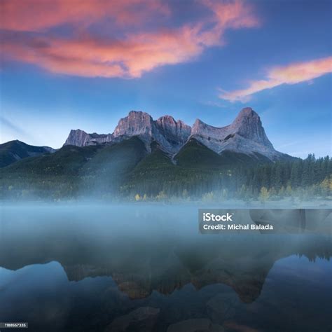 캐나다 앨버타 주 밴프 국립공원의 캐나다 로키 산맥의 산 호수 트레일의 장관을 이루는 경치는 전 세계 등산객들이 모험을 떠나도록 합니다 0명에 대한 스톡 사진 및 기타