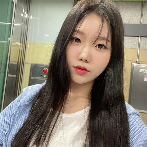 얘두라 나 지금 미용실 예약해야 되는데 1 매직 2 펌 나 선택 장애 있어서 사진 보고 골라줘 빨리🤣🤣🤣 급해 ️ ️