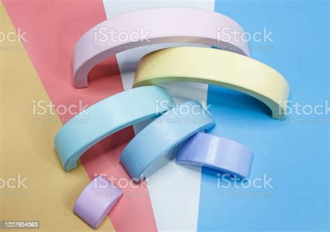 나무 장난감 무지개 핑크 블루 화이트 오렌지 배경에 파스텔 색상 아크 창의력 개발을위한 자연 장난감 플랫 레이 상단 보기 유치원 유치원 아이들을위한 교육 게임 0명에 대한