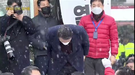 윤석열 당선인 대학 동기 학급 친구 중에 자가용을 가진 분이 와서 그 친구들을 데려가면서 윤석열 후보도 같이 태워 가려고 했는데 윤 후보가 그때 거절하면서 자기는