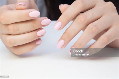 아름 다운 매니큐어와 네일 아트 자연 손톱과 젤 폴란드어 네일아트에 대한 스톡 사진 및 기타 이미지 네일아트 매니큐어 미용술 매니큐어 화장품 Istock