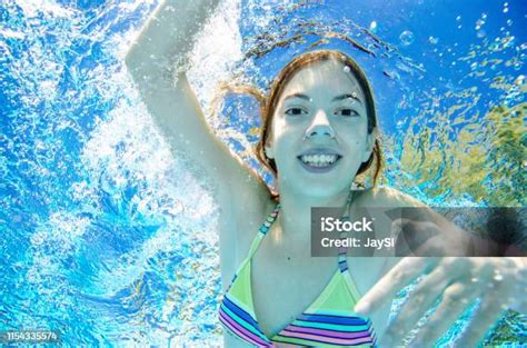 수영장에서 수영 하는 아이 행복 한 활동적인 십 대 소녀 다이빙 및 수 중에서 재미 아이 피트 니스 및 리조트 가족 휴가에 스포츠 가족에 대한 스톡 사진 및 기타 이미지