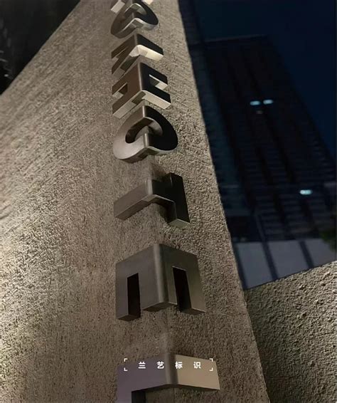 一个转角怎么设计招牌？转角金属招牌字 花瓣网