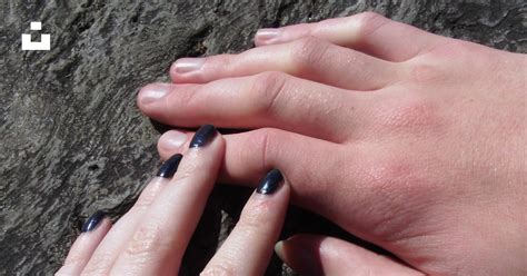 바위 위에서 서로를 잡고 있는 두 손 사진 Unsplash의 무료 손 잡기 이미지