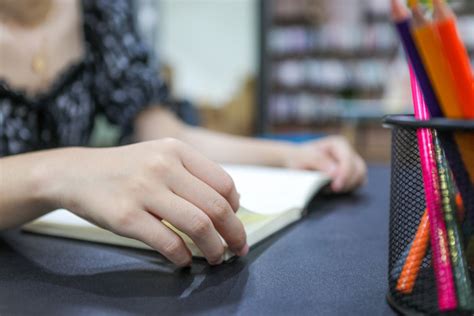 Note Female Notes Looking Through Carefully Psd Free Download Pikbest