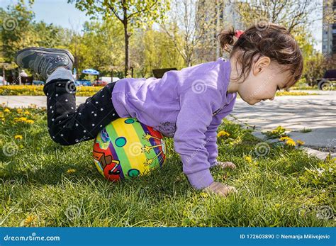 Ni A Jugando En El Parque Foto De Archivo Imagen De Juego