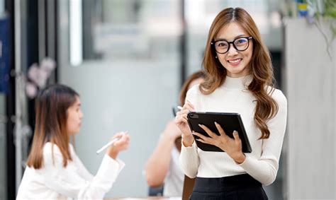 디지털 태블릿을 들고 사무실에 서 있는 웃는 여성 사업가 경영자에 대한 스톡 사진 및 기타 이미지 경영자 긍정적인 감정 표현 기업 비즈니스 Istock