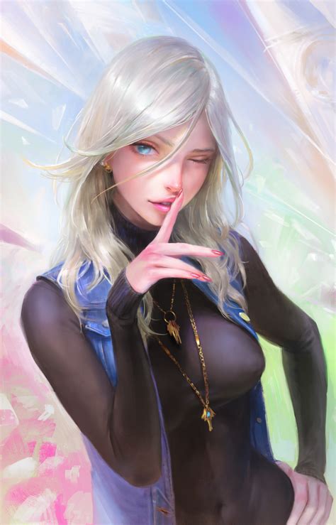 Фото Девушка блондинка с голубыми глазами держит палец у рта автор Nababa