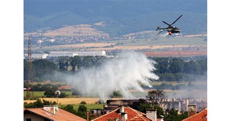 Военен хеликоптер Кугър гаси от въздуха край Елин Пелин