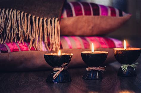 코코넛 껍질 베개 및 책 아늑한 홈 인테리어 배경에서 스파 아로마 촛불 굽기 0명에 대한 스톡 사진 및 기타 이미지 0명 갈색 금 금속 Istock