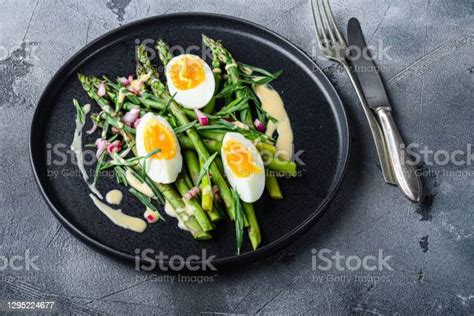 달걀과 디종 겨자를 곁들인 프렌치 드레싱을 곁들인 아스파라거스 회색 질감의 배경에 붉은 식초 타라곤으로 다진 양파 측면 보기 날것에 대한 스톡 사진 및 기타 이미지 Istock