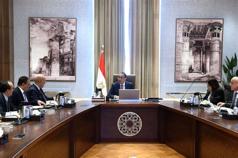 مدبولي يراجع مع وزير الإسكان تحصيل مستحقات الدولة وتقنين أوضاع