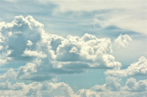 큰 흰색 소용돌이 구름 푸른 하늘입니다 아름 다운 몸매 사진입니다 0명에 대한 스톡 사진 및 기타 이미지 0명 가리기 경관 Istock