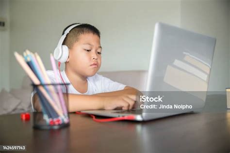 젊은 학생 원격 학습 가상 원격 온라인 수업 화상 통화 가상 수업 노트북 컴퓨터를 사용하여 집에서 공부하는 기술 원격 교육으로 자녀 소년을 가르치는 부모 또는 교사 전자