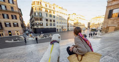 로마의 유명한 스페인 계단에 하얀 개와 함께 앉아 있는 여자 이탈리아 옛날 패션 스타일을 입은 우아한 여자 이탈리아 생활 방식과 여행의 개념 사진 Unsplash의