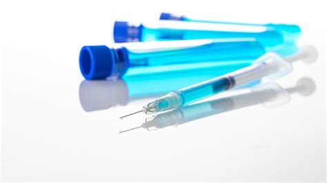 의료 바늘 보호 독감 바이러스와 코로나 바이러스에 대한 바늘과 의료 주사기 흰색에 코비드 백신 간호사 또는 의사 액체 약물 또는 마약 0명에 대한 스톡 사진 및 기타 이미지