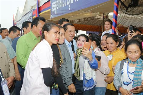 ព្រឹកនេះ សម្តេចតេជោ ហ៊ុន សែន នាយករដ្ឋមន្ត្រីនៃព្រះរាជាណាចក្រកម្ពុជា សប្បាយរីករាយយ៉ាងខ្លាំង