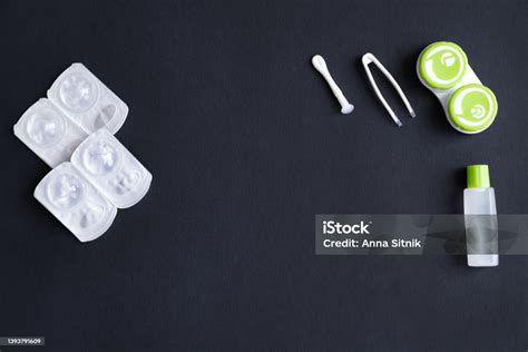 콘택트 렌즈 컨테이너 핀셋 흡입 컵 검은 배경에 용액이있는 병 상단보기 복사 공간 0명에 대한 스톡 사진 및 기타 이미지 Istock