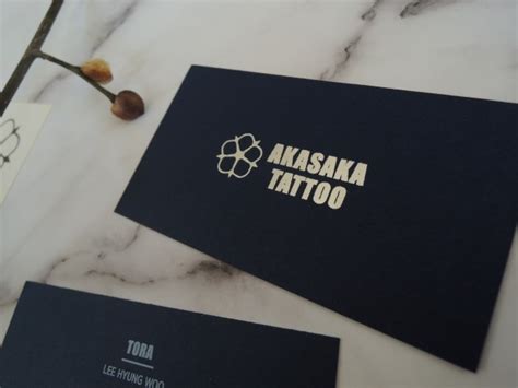 타투이스트 타투샵 로고 디자인 은박명함 네이비 수입지 명함 제작 은박유광 음각 로고 시크 고급 개인 대표 명함 인쇄 어나더 캘리그라피 디자인 네이버 블로그