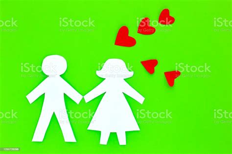 실루엣 밝은 녹색 배경에 사랑에 커플의 종이에서 잘라 인물 발렌타인 데이의 개념 결혼식 사랑 진짜 느낌 전통적인 이성애 커플 공간을 복사합니다 2명에 대한 스톡 사진 및
