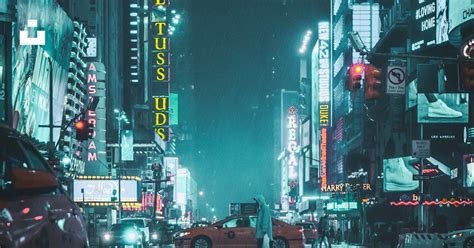 회색 비옷과 주황색 차를 입은 사람이 교차로를 건너고 있습니다 사진 Unsplash의 무료 도시 이미지