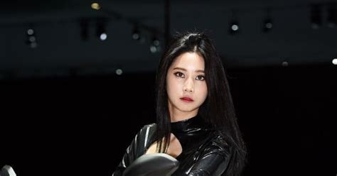 [st포토] 레이싱모델 한유리 의상이 너무 과한가요