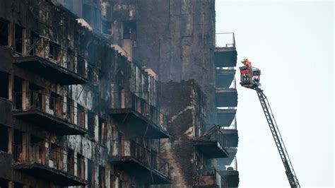 La Policía Científica Analiza Muestras Del Edificio Del Incendio De