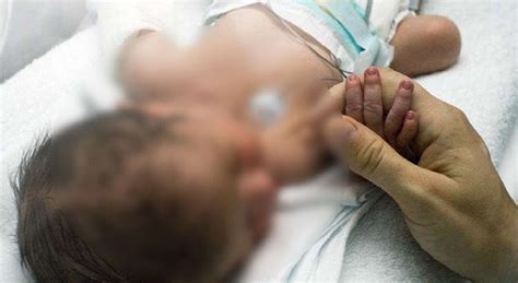 Partorisce A Soli 11 Anni è La Più Giovane Mamma Britannica Nessuno