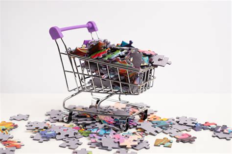 많은 퍼즐 조각의 평면도 퍼즐이 있는 작은 금속 쇼핑 카트 흩어져 있는 다채로운 퍼즐 조각의 배경 이미지입니다 마인드 게임 0명에 대한 스톡 사진 및 기타 이미지 Istock