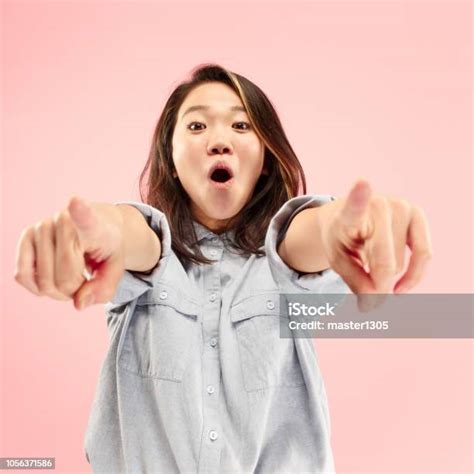 행복 한 비즈니스 우먼 알려줄 고 당신은 분홍색 배경에 절반 길이 근접 촬영 초상화 가리키기에 대한 스톡 사진 및 기타 이미지