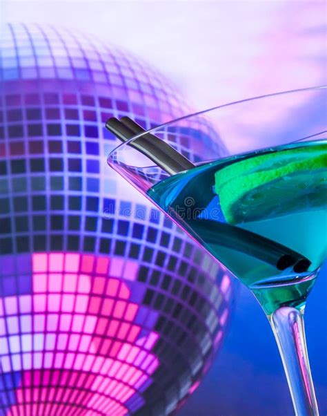 Blauwe Cocktail Met De Fonkelende Achtergrond Van De Discobal Met